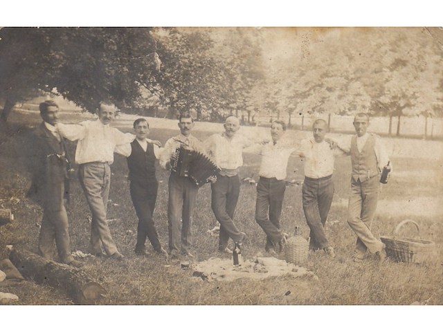 Muškarci na pikniku u Beogradu 1912.godine