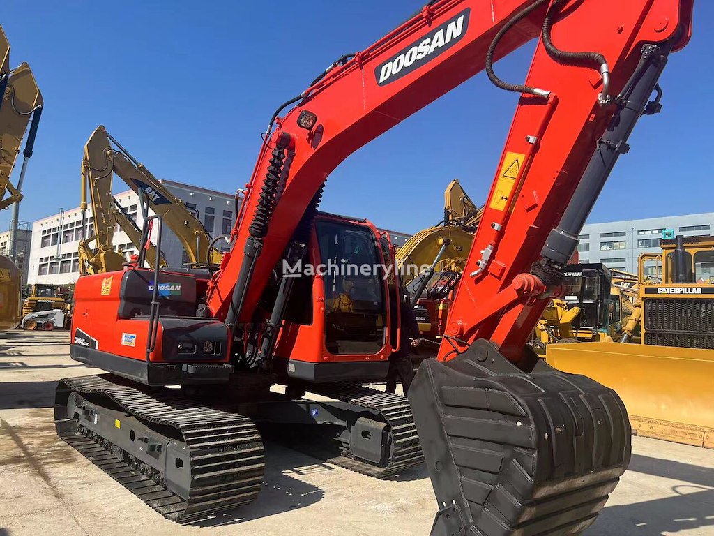 Doosan DX140 bager guseničar