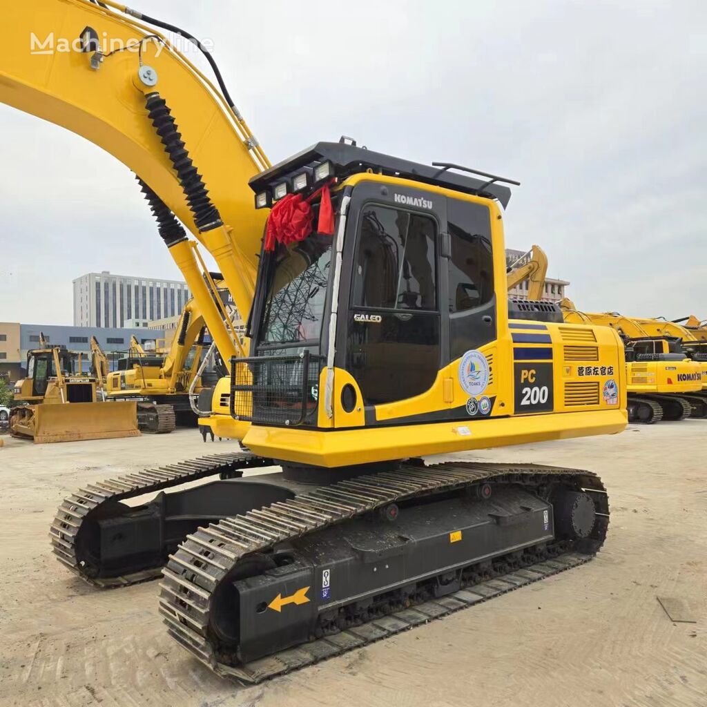 Komatsu PC200-8 bager guseničar