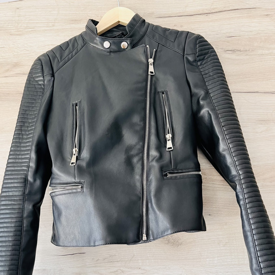 Crna kratka jakna-imitacija kože