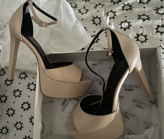 Nove nude stikle