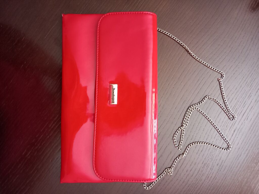 Na prodaju pismo-torba, lakovana, crvene boje, dimenzije 30×17cm