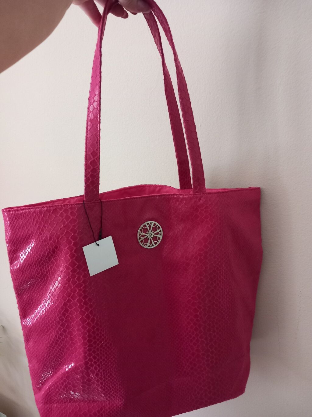 Na prodaju torba u pink boji, dimenzije 45×38cm, velika, prostrana