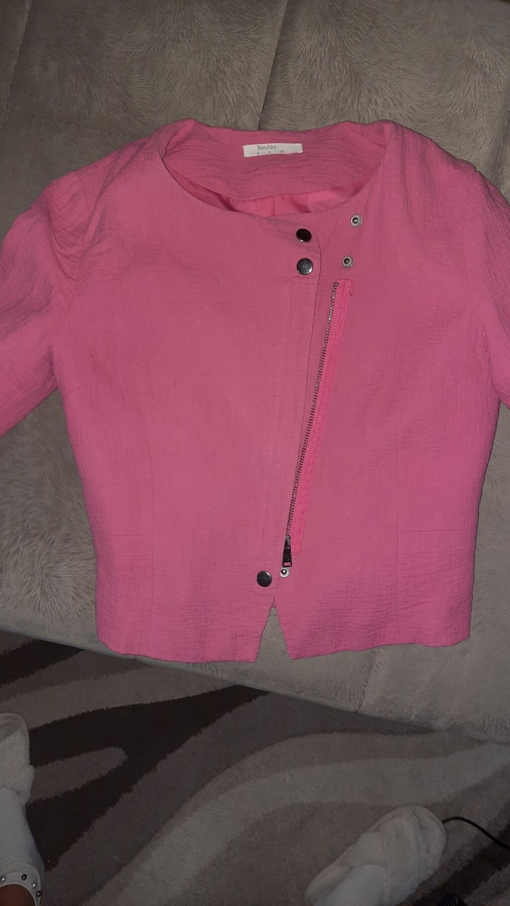 Bershka jakna. S vel. barbi pink boja. 7/8 rukavi. strukirana