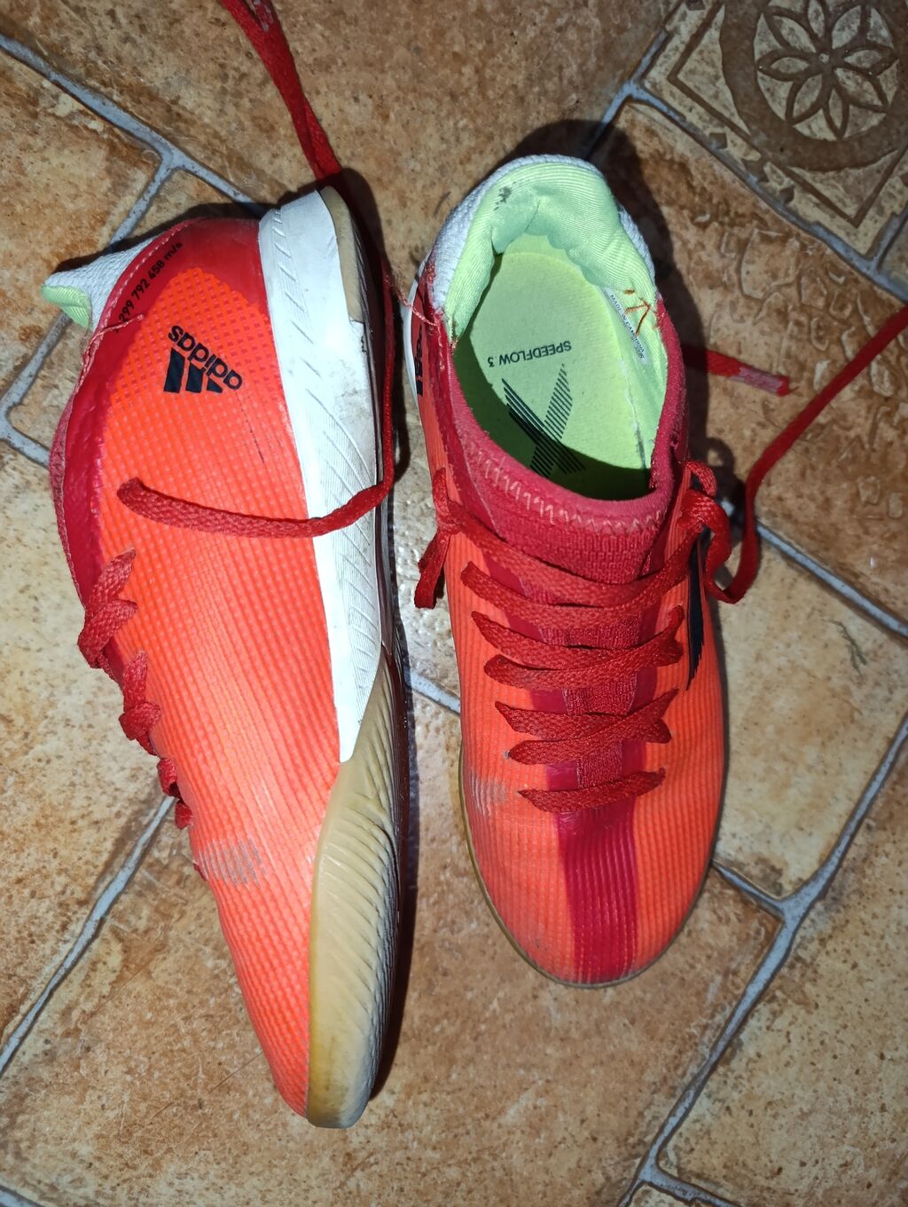 Adidas patike za fudbal 35 br. Poklon Papuce Adidas 36