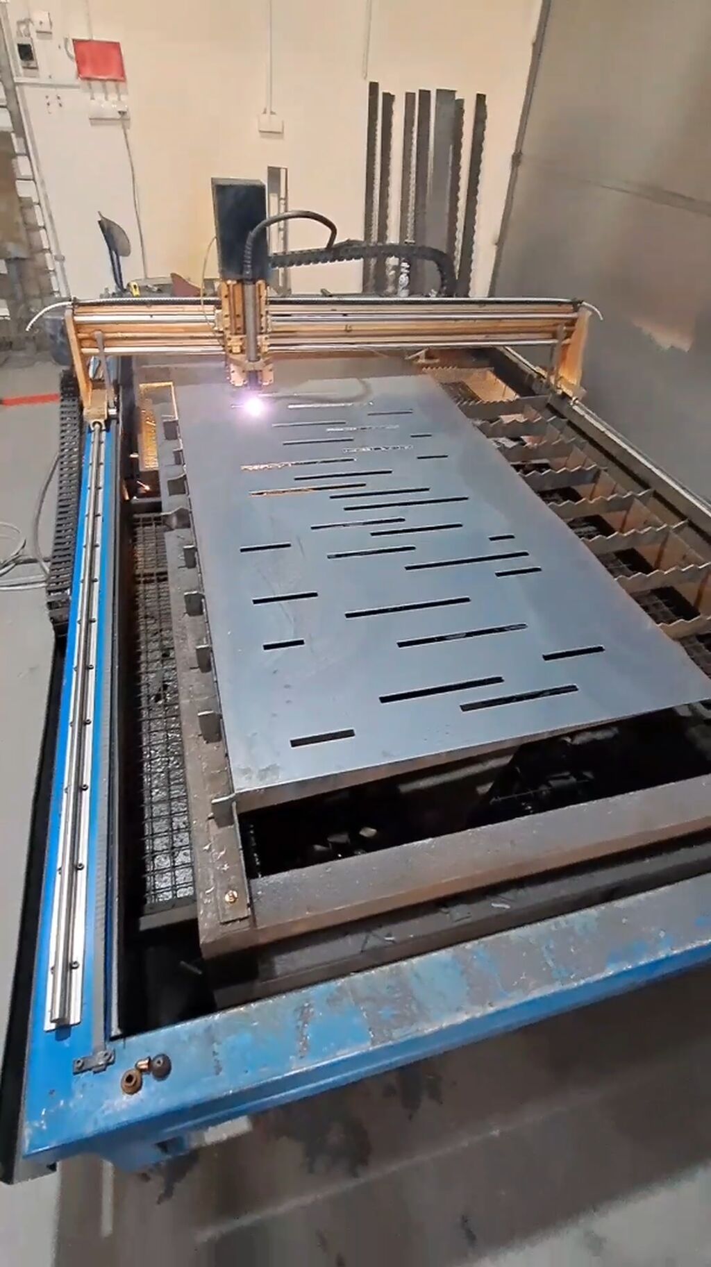 CNC plazma za sečenje lima. Radna površina 3x1,5 m. 100 ampera. THC