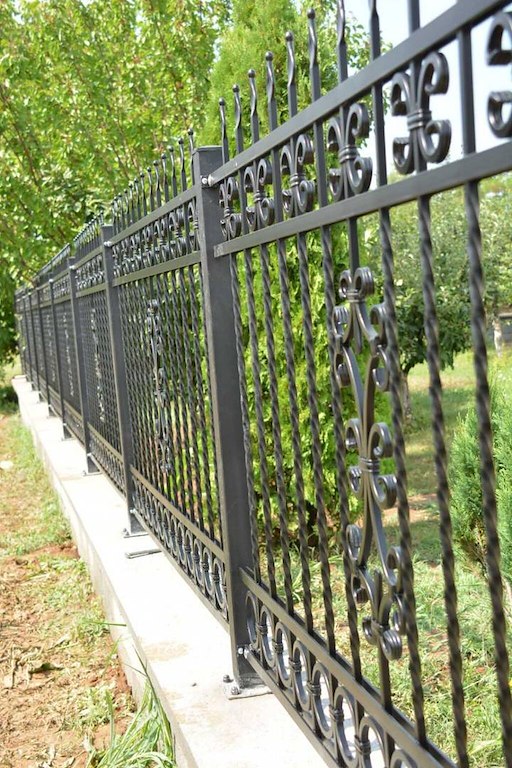 Kovane ograde za dvorište - veliki izbor modela ograda od kovanog