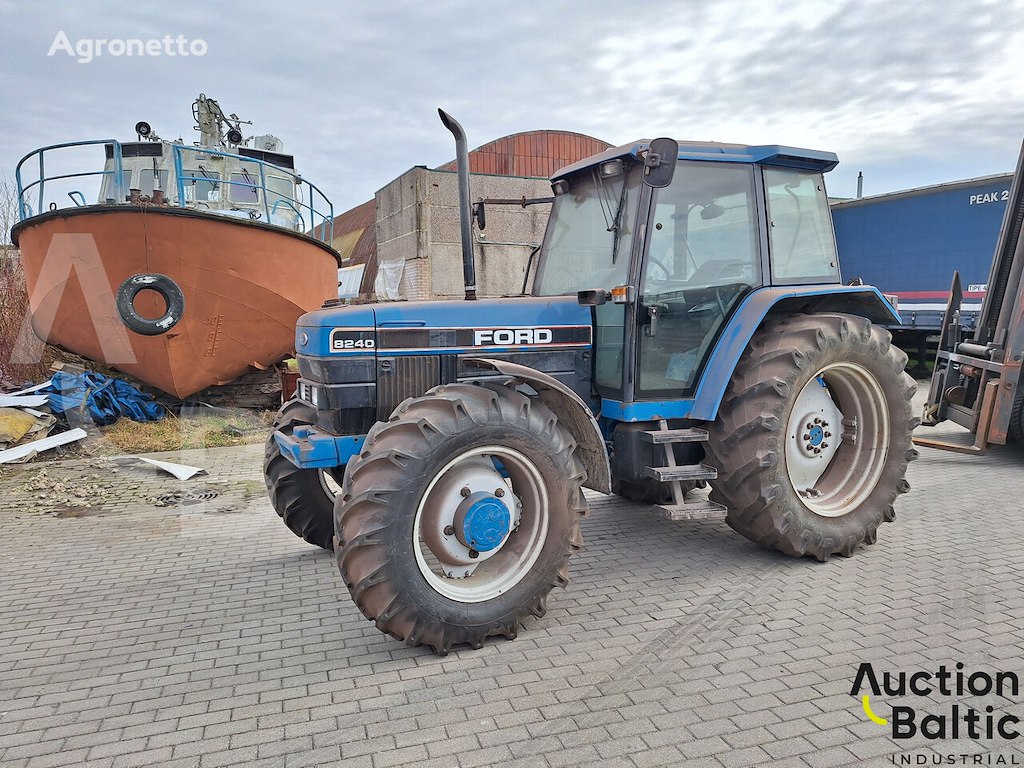 Prodaje se Ford 8240 4WD traktor točkaš na aukciji