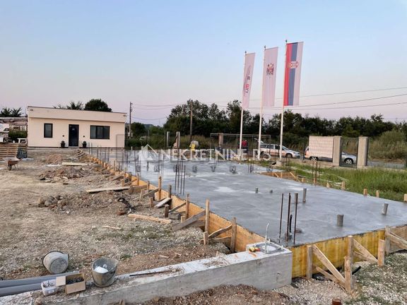 Kragujevac, industrijska zona – građevinsko zemljište 7611 m2, sa priključcima, građevinskom dozvolom i započetim objektima