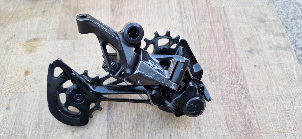 Zadnji menjač Shimano Deore XT RD-M8100 12s