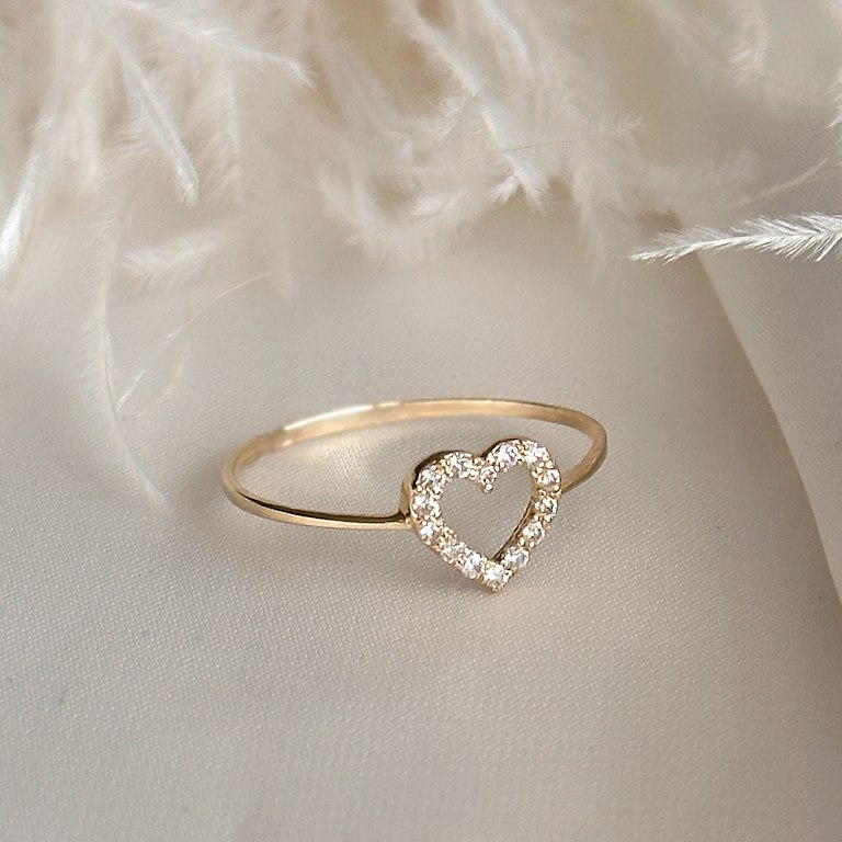 Srce - diskretan zlatni prsten sa cirkonima