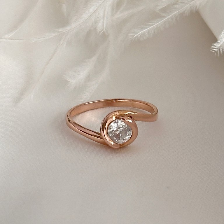 Prsten od roze zlata sa jednim cirkonom