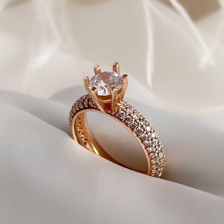 Upadljiv verenički prsten - roze zlato sa cirkonima
