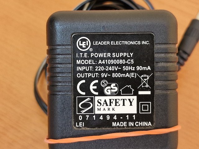 AC adapter 9 V - 800 mA Leader Electronic