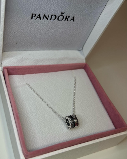 Ogrlica Pandora Signature logo pavé i perlice