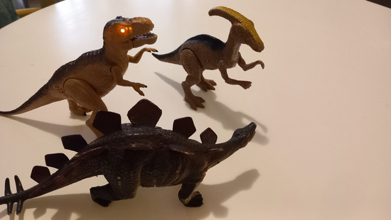 Dinosaurusi, tri komada