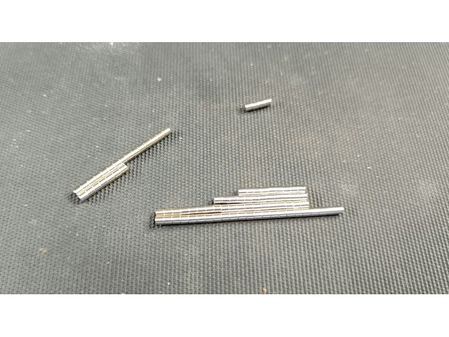 Mali neodijumski magneti 2x2 mm, 20 komada