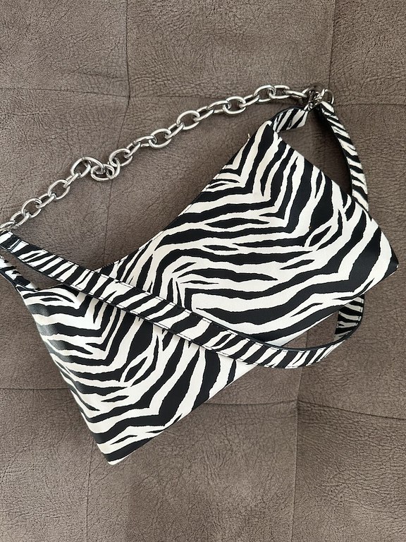 KAO NOVA Bershka efektna torbica u zebra printu sa srebrnim lancem