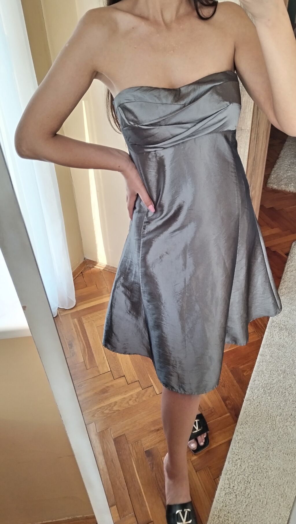 Prelepa otmena haljina u sivoj metalik boji. Moze da se nosi kao top