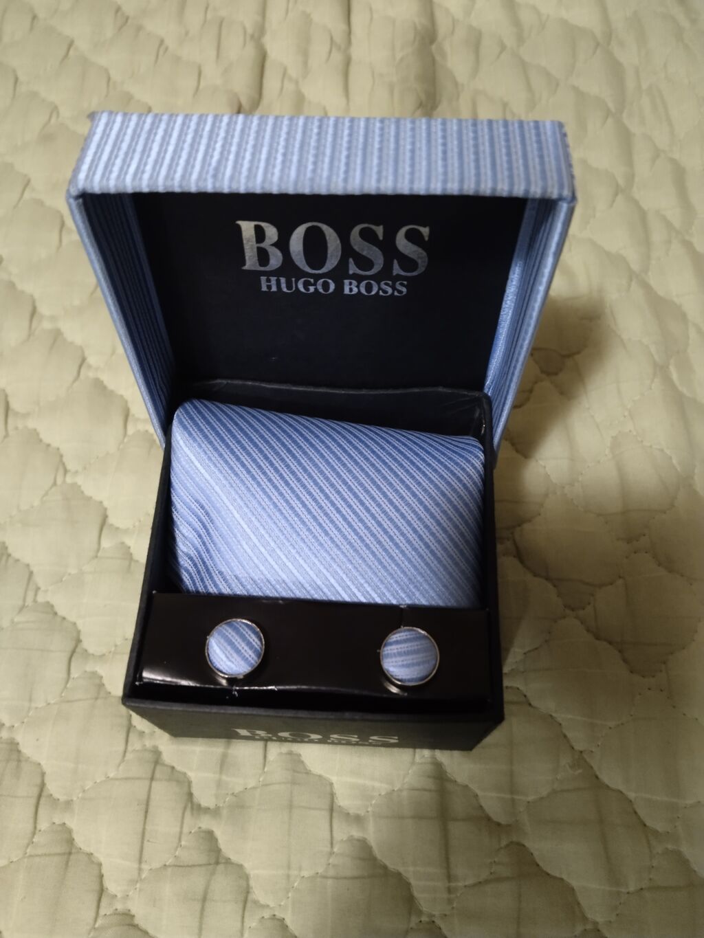 Hugo Boss komplet kravata manzetne i maramica novo 100% svila.Boja je