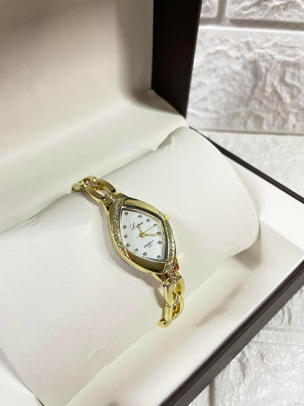 Ženski sat Cena 1.500 dinara