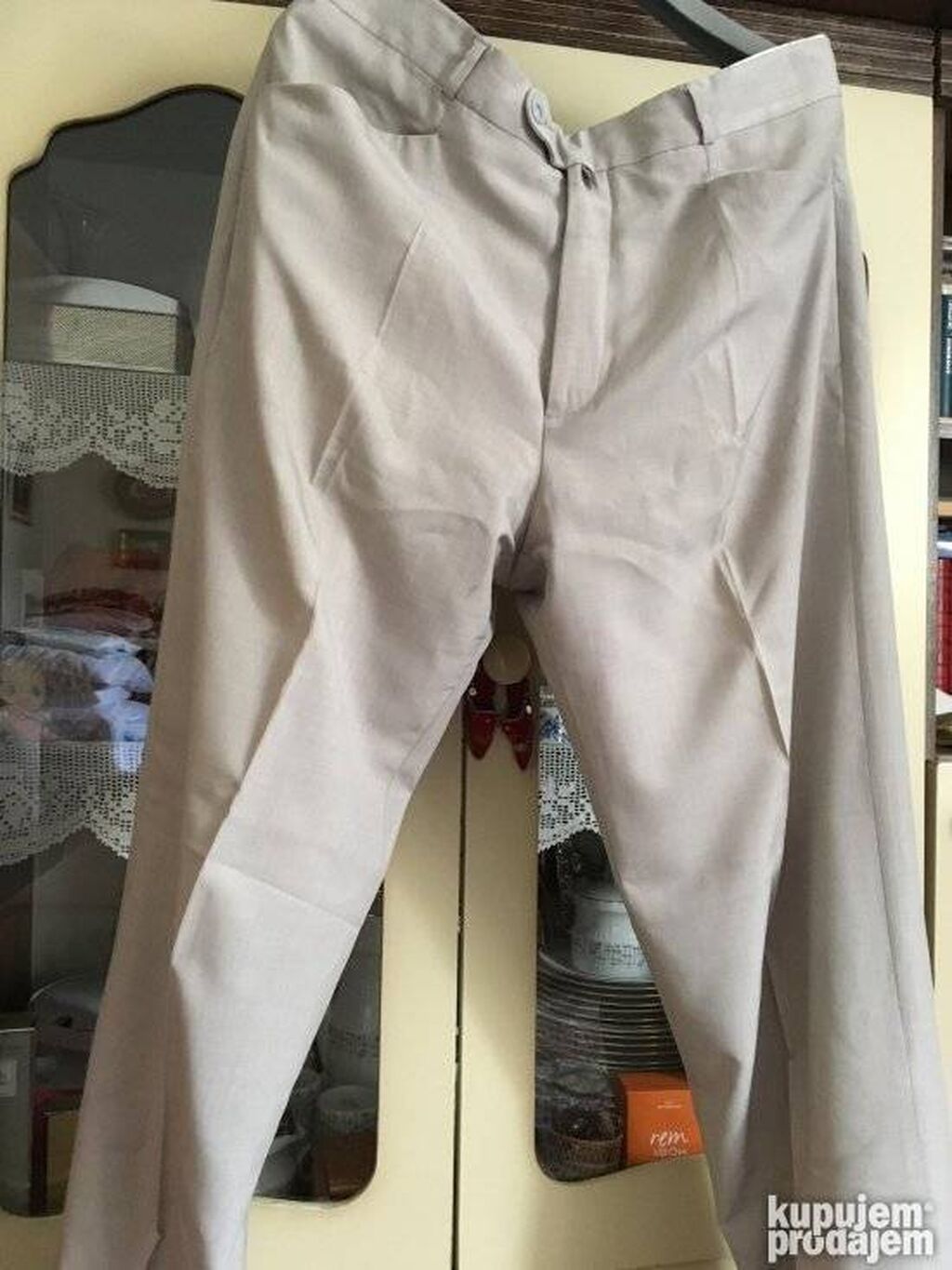 Gucci pantalone br.46. Gucci pantalone bež boje od laganog materijala