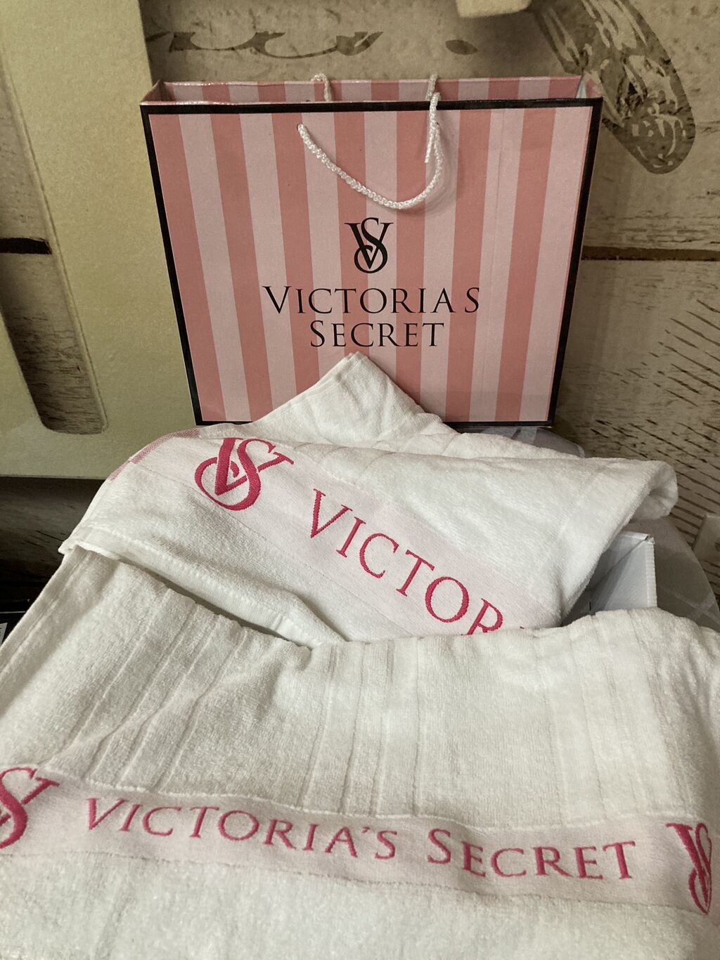 Victoria’s Secret set peskira veliki za plazu i manji za brisanje