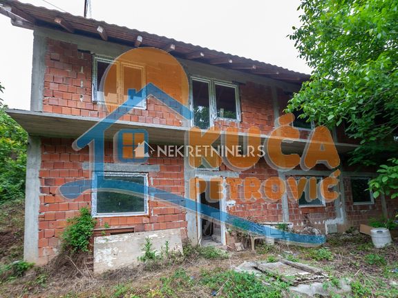 Kuća sa dve zasebne stambene jedinice, 400m2 na 12 ari placa, Gabrovac