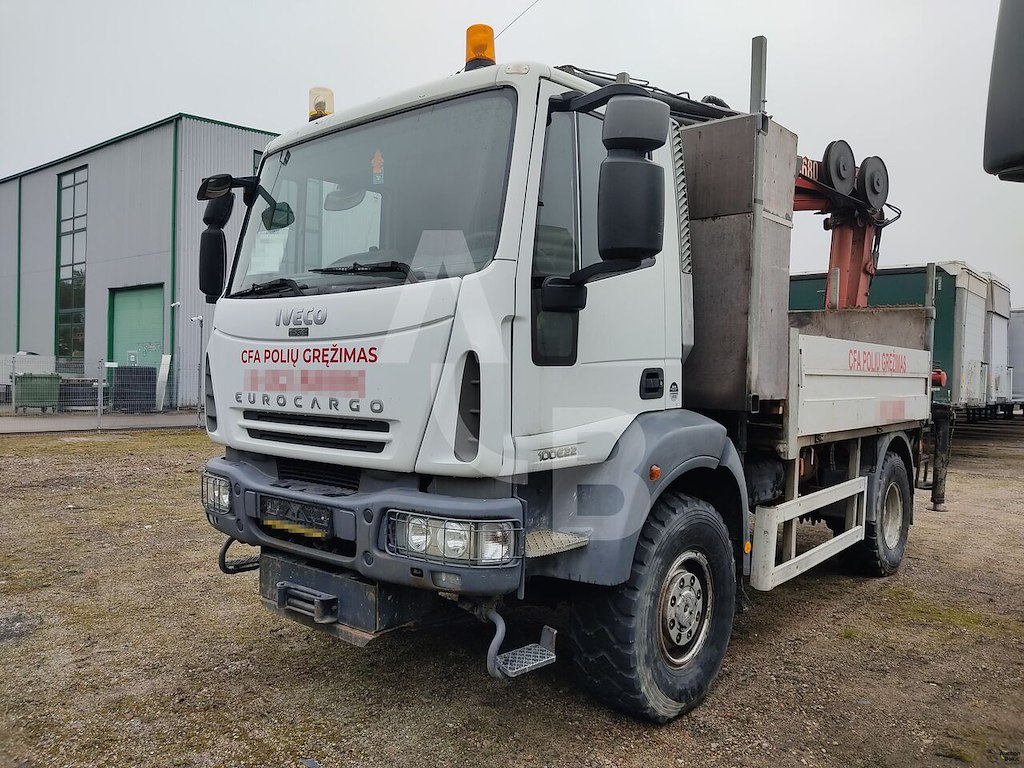 Prodaje se IVECO ML100E22 kamion s ravnom platformom na aukciji