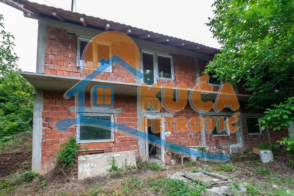 Kuća sa dve zasebne stambene jedinice, 400m2 na 12 ari placa, Gabrovac