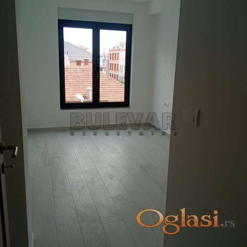 Kragujevac, izuzetna lokacija - Izdavanje, stan za kancelarijski prostor, 2.sprat, 44 m2