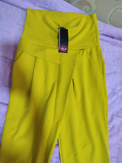 Nove pantalone sa etiketom