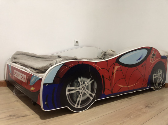 Spiderman deciji krevet u obliku automobila