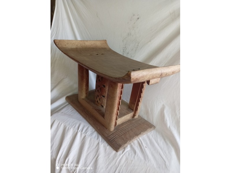 Stara drvena stolica