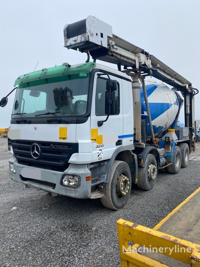 Mercedes-Benz kamion s mešalicom za beton