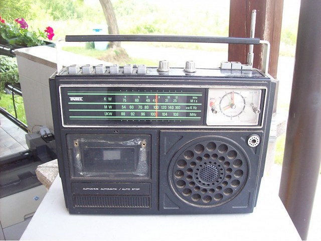 Intel radio kasetofon sa satom , Japan