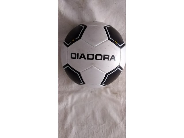 Lopta za fudbal Diadora br.5, 409 grama,kao nova