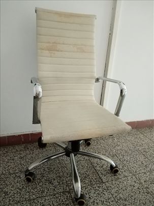 Kancelarijska fotelja bele boje od eko kože