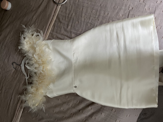 haljinica uz telo ,sa perjem i otvorenim ledjima