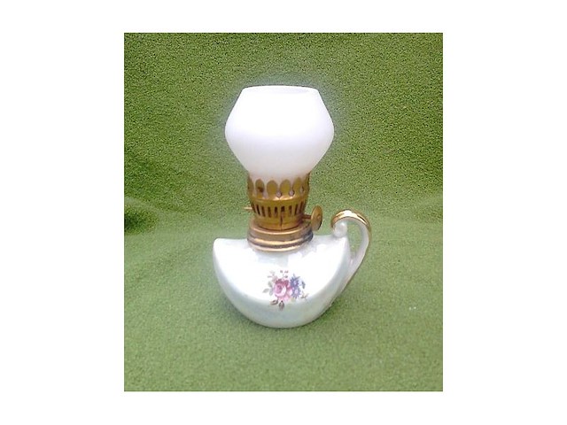 Minijaturna porcelanska lampa na petrolej. Pozlata.