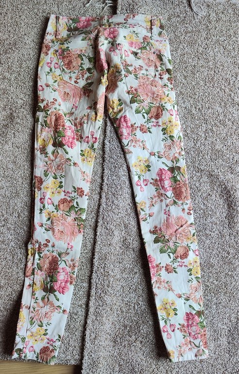 Cvetne pantalone, kao nove