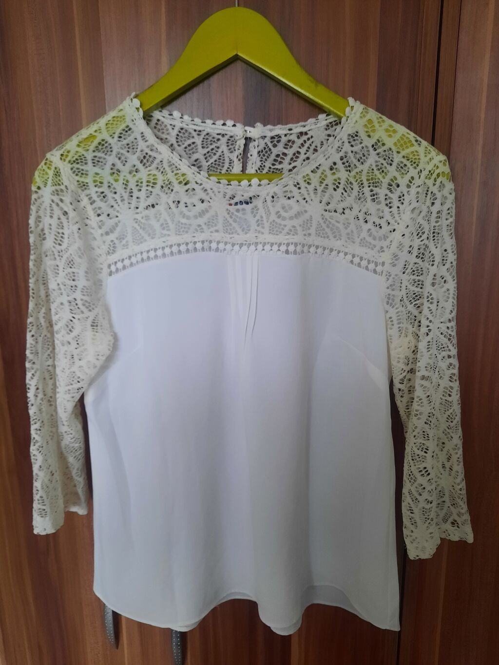 Bluza sa cipkom br.40. Lagana i udobna, prelepo stoji