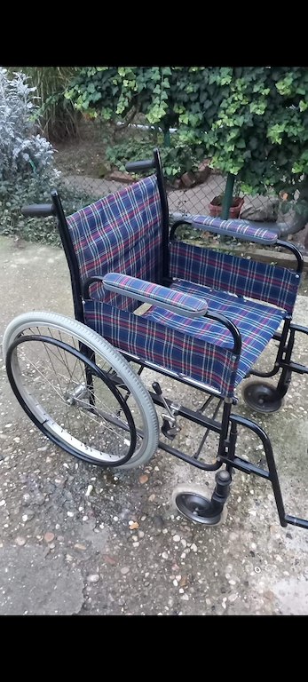 Očuvana invalidska kolica.Potrebno je zameniti gumu jer je propala od