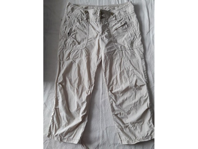 AMERICAN EAGLE 3/4 pantalone M odlicne