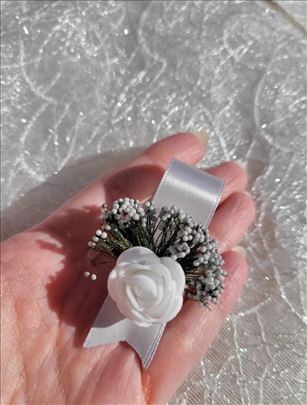Cvetić za kićenje svatova-bela ruža/bobice