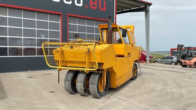 Caterpillar PS300 pneumatski valjak