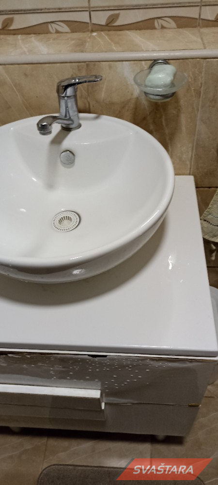 Umivaonik sa kupatilskim ormarićem