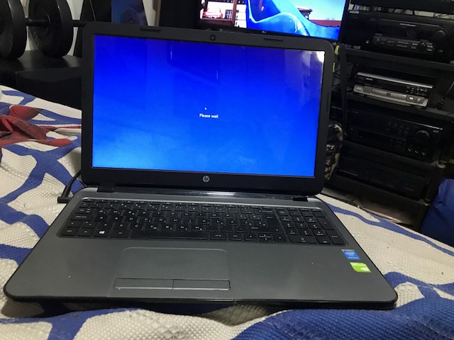 Hp Laptop sive boje 15-r262nm