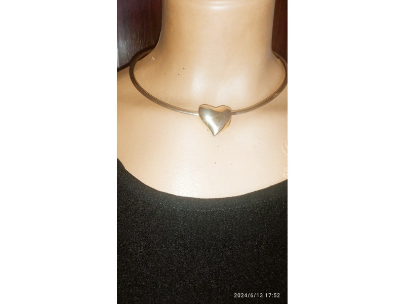 Pozlaćena ogrlica sa otvorenim delom sa dizajnom srca.
