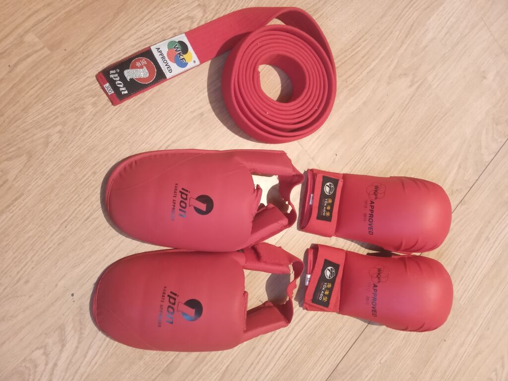 Karate oprema rukavice papucice i pojas sve očuvano kao novo crvene